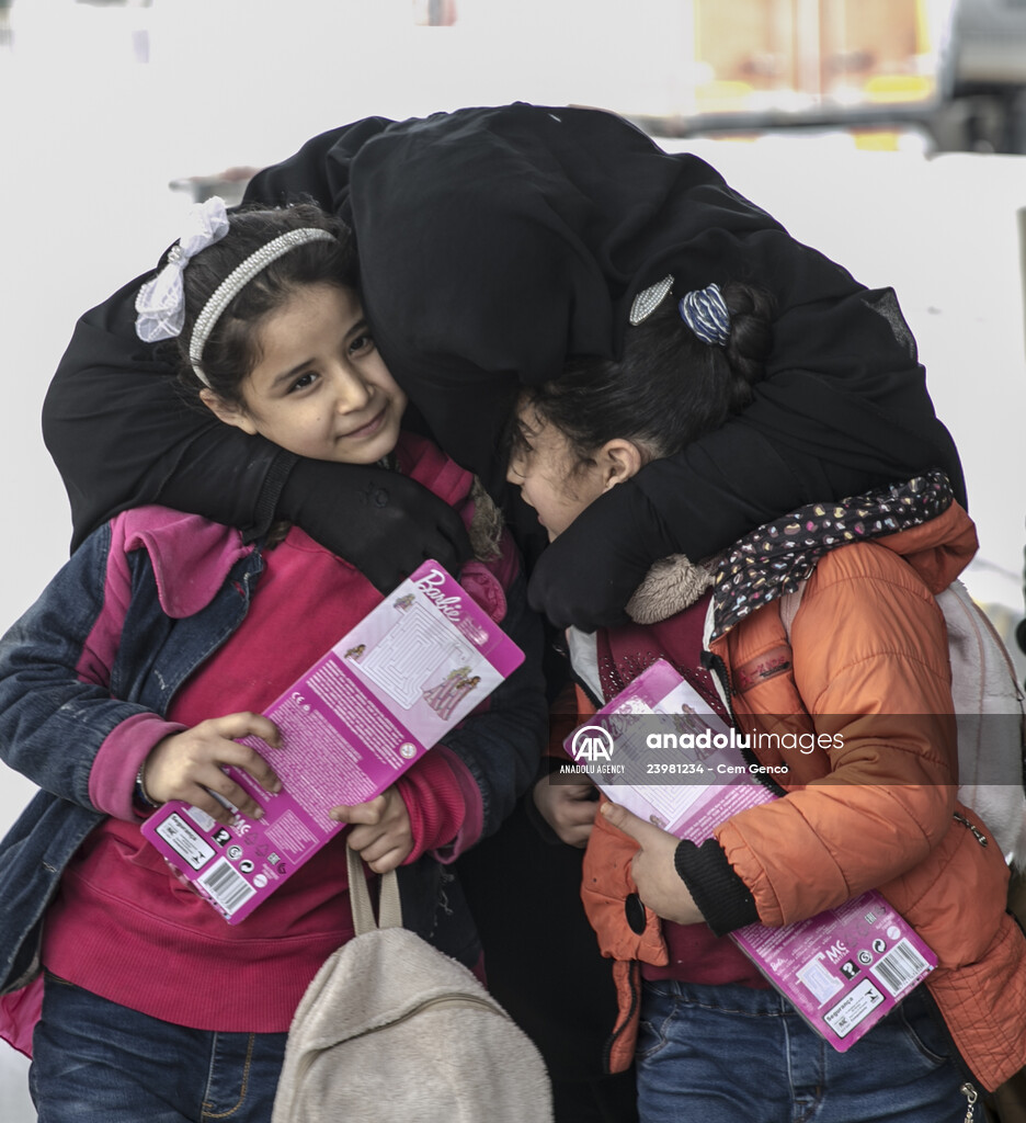 Iraqi mother living in Turkey's Samsun meets her children after 2,5 ...