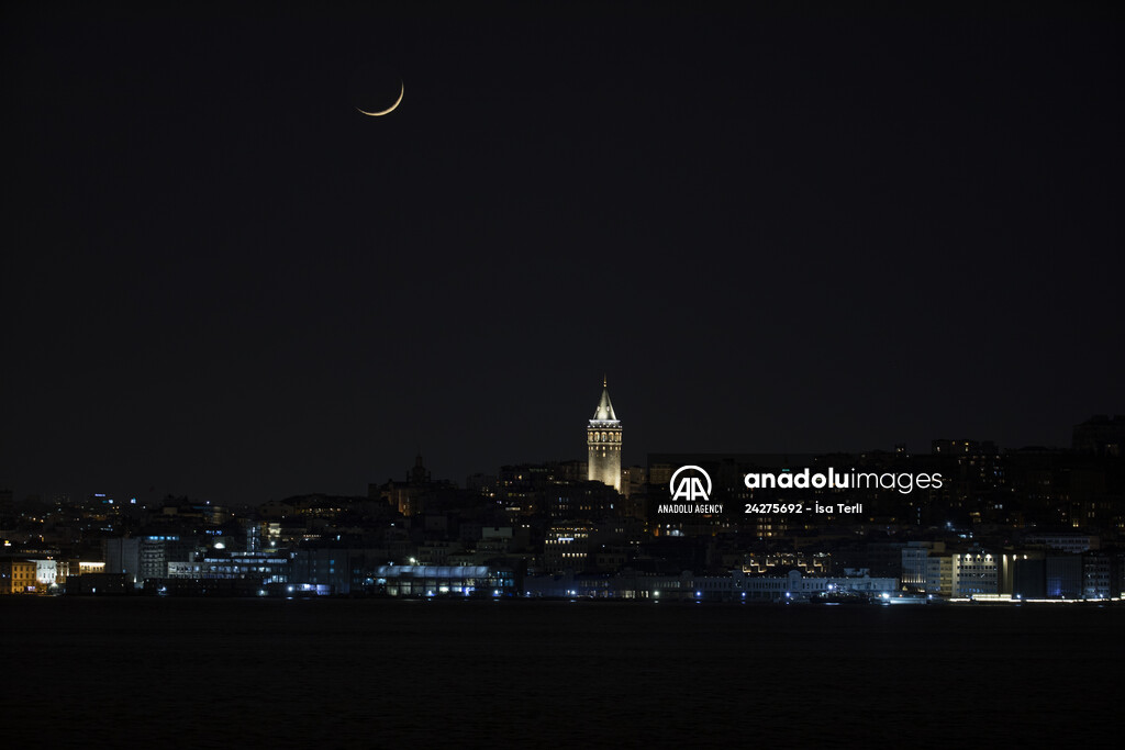 Crescent Moon shining in the sky over Istanbul | Anadolu Images