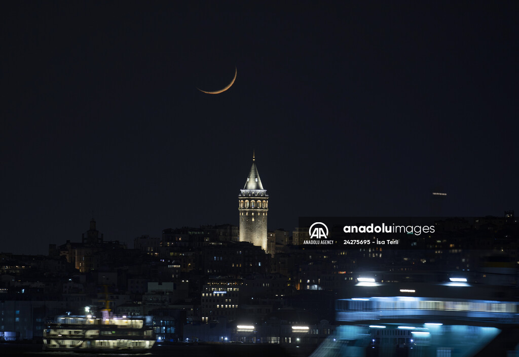 Crescent Moon shining in the sky over Istanbul | Anadolu Images