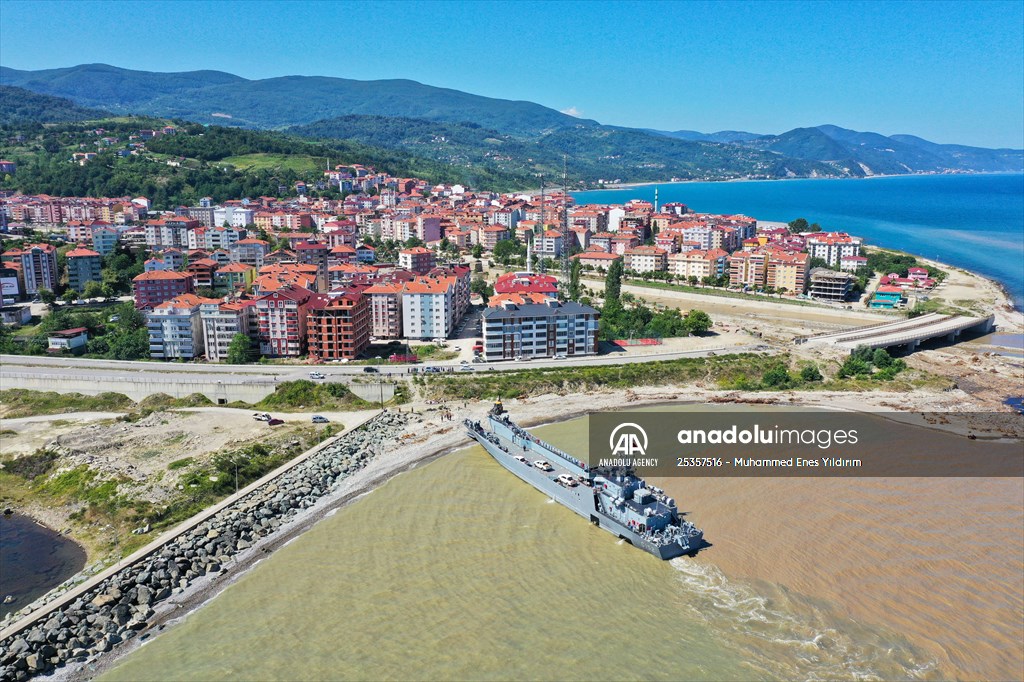 Landing ships carry heavy machines to Sinop's flood hit Turkeli ...