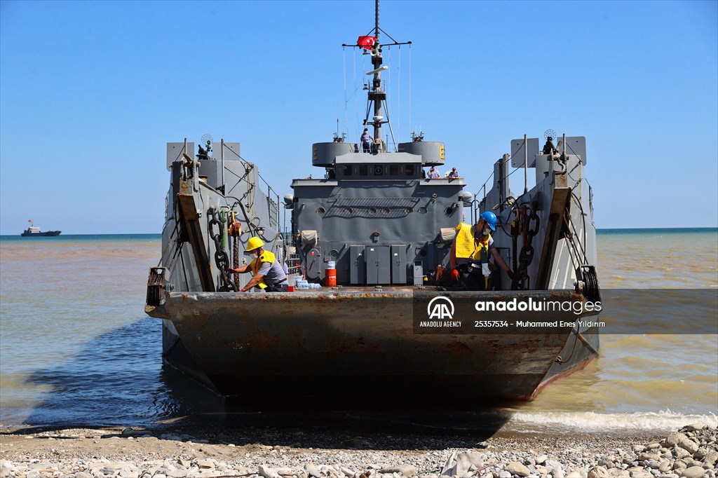 Landing ships carry heavy machines to Sinop's flood hit Turkeli ...
