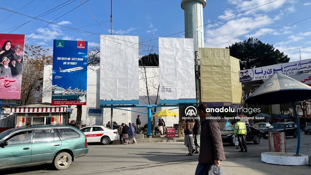 Taliban, başkent Kabil'de billboardlardaki fotoğrafları silmeye başladı ...