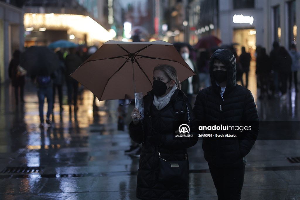 Spain mandate face masks outdoors again | Anadolu Images