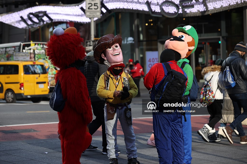 Daily life at Times Square in NYC on Christmas Eve | Anadolu Images