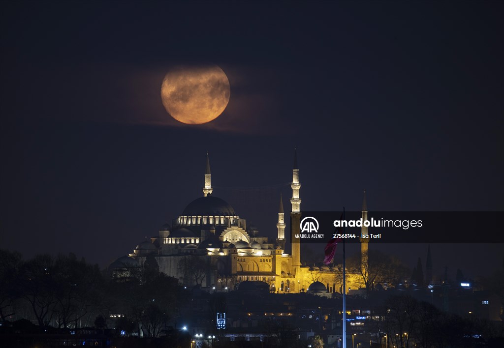 Full Moon in Istanbul | Anadolu Images
