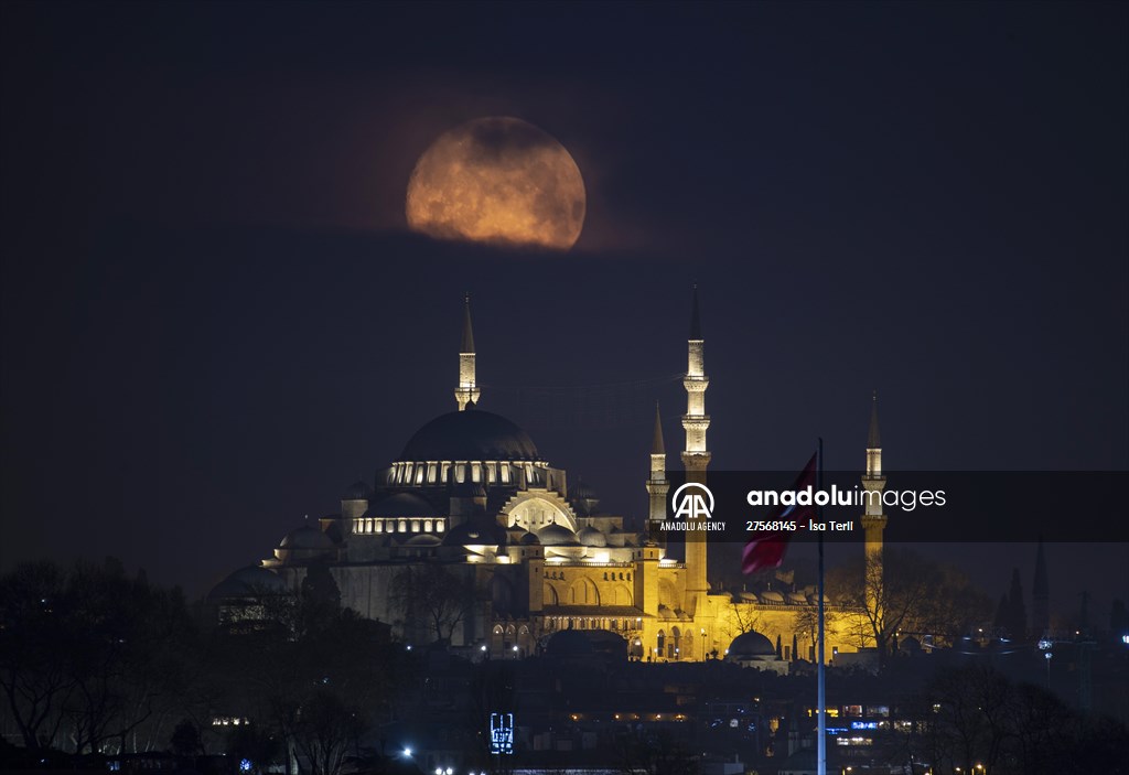 Full Moon in Istanbul | Anadolu Images