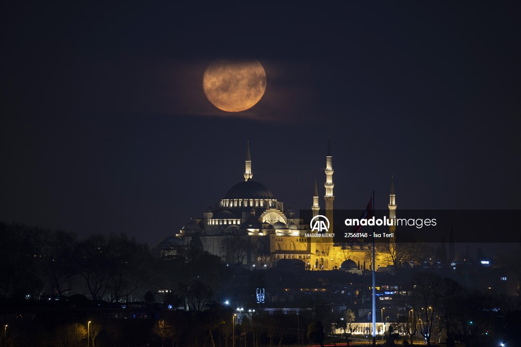 Full Moon in Istanbul | Anadolu Images