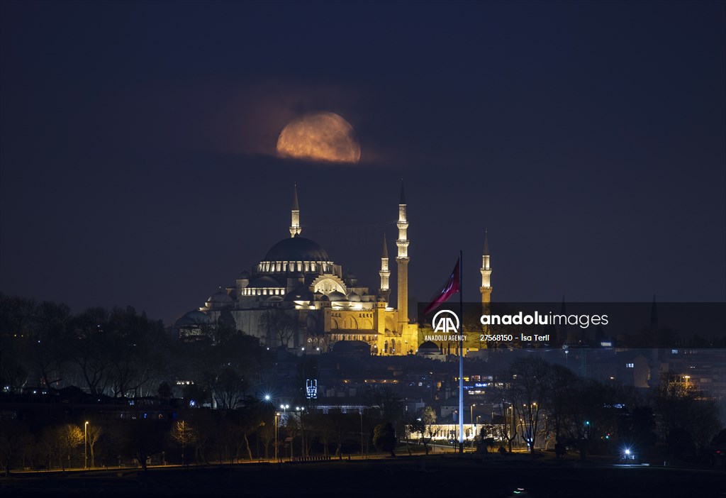 Full Moon in Istanbul | Anadolu Images