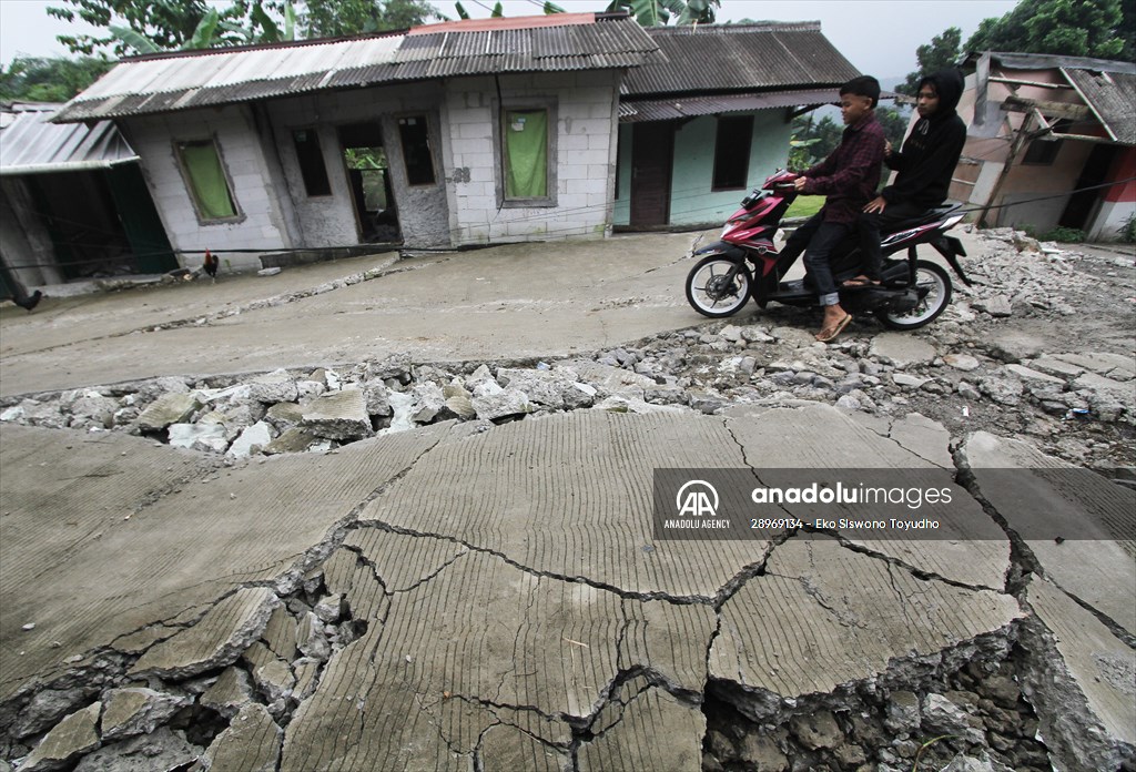 Soil movement causes damage to houses and roads in Indonesia | Anadolu ...