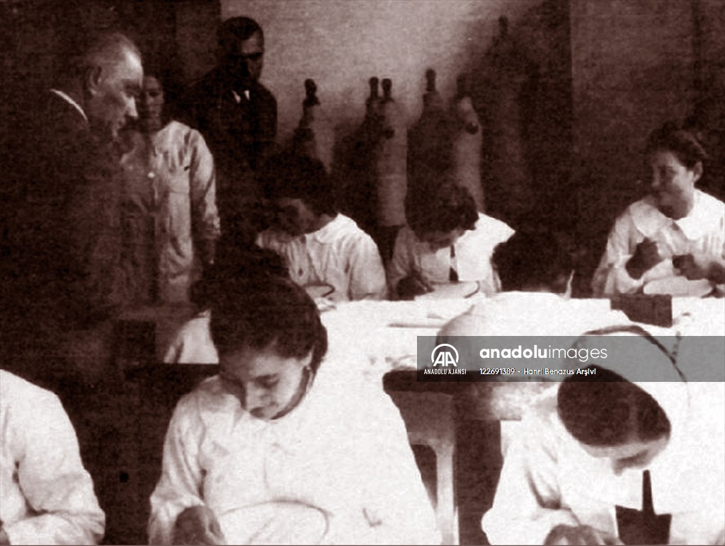 Mustafa Kemal Atatürk, kız ensitüsünde | Anadolu Images