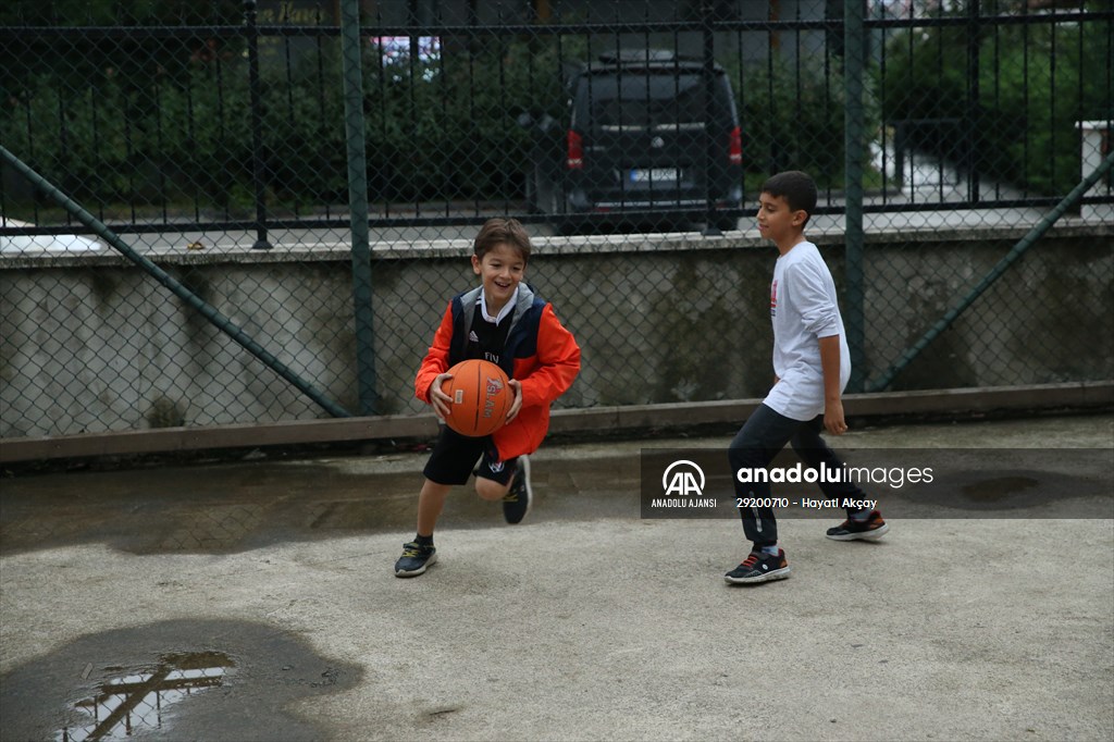 Ortaokul öğrencisi, Heimlich manevrasıyla arkadaşının hayatını kurtardı ...