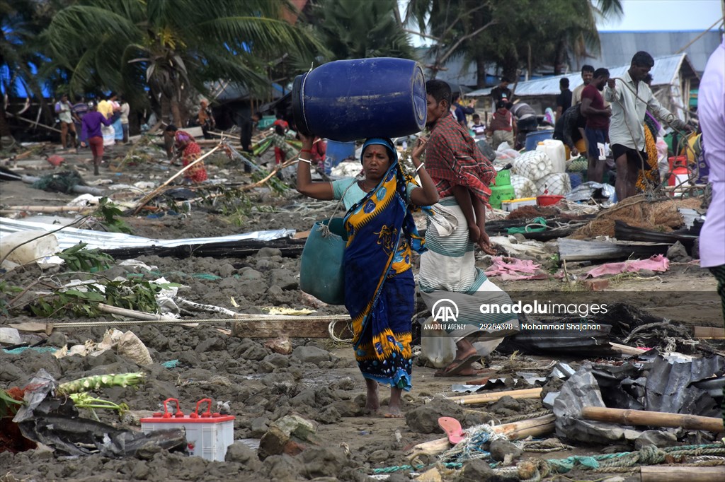Cyclone kills 22 in Bangladesh, leaving thousands stranded | Anadolu Images