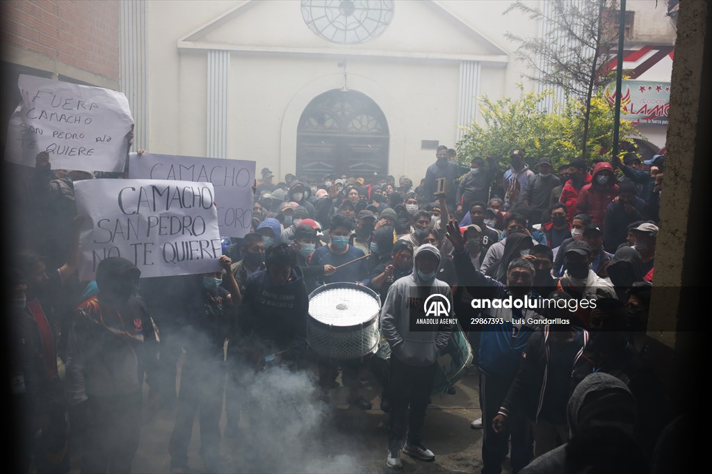 Inmates of the San Pedro prison protest behind bars against Luis ...