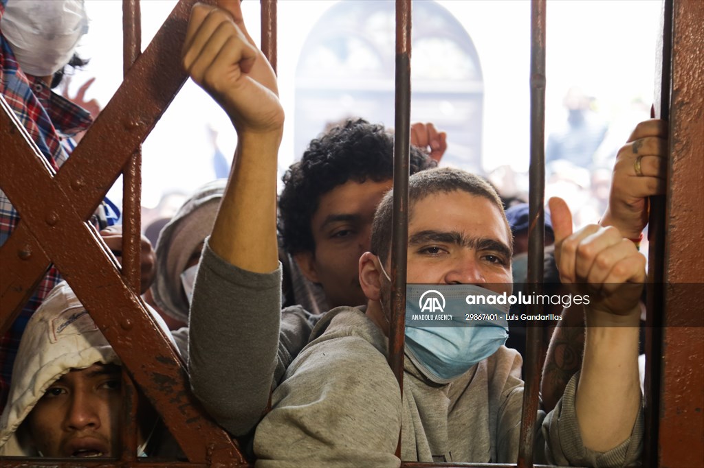 Inmates of the San Pedro prison protest behind bars against Luis ...