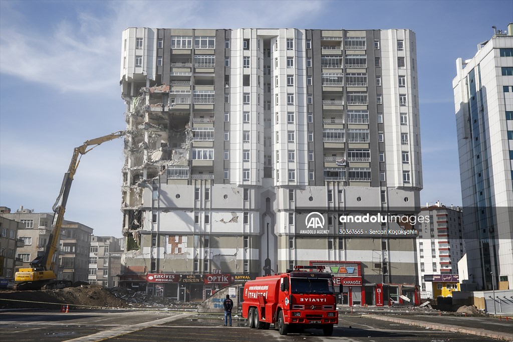 Demolishing of a damaged 12-storey-building after earthquakes hit ...