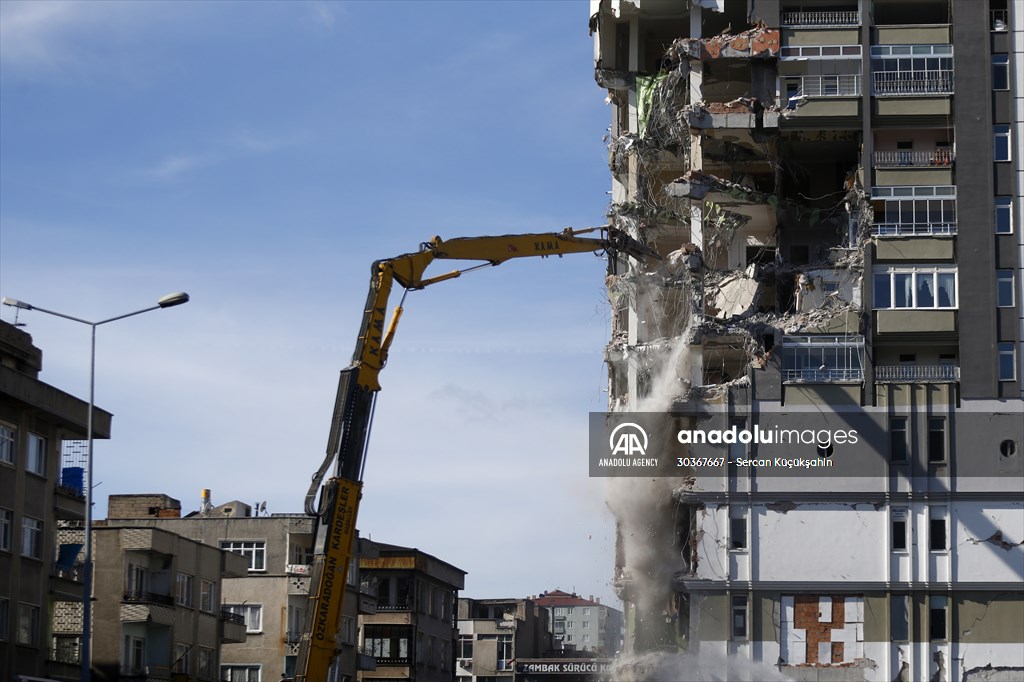 Demolishing of a damaged 12-storey-building after earthquakes hit ...