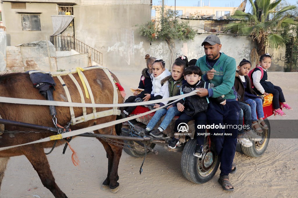 Donkey car turned into school bus in Gaza | Anadolu Images