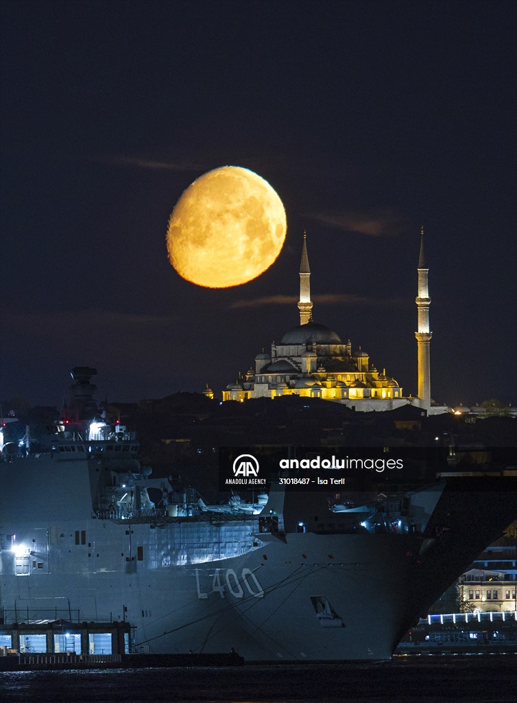 Full Moon appears over Istanbul | Anadolu Images