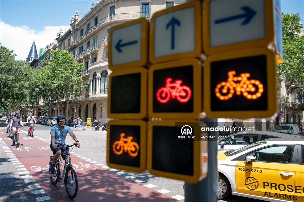 New traffic light system starts to operate in Barcelona | Anadolu Images