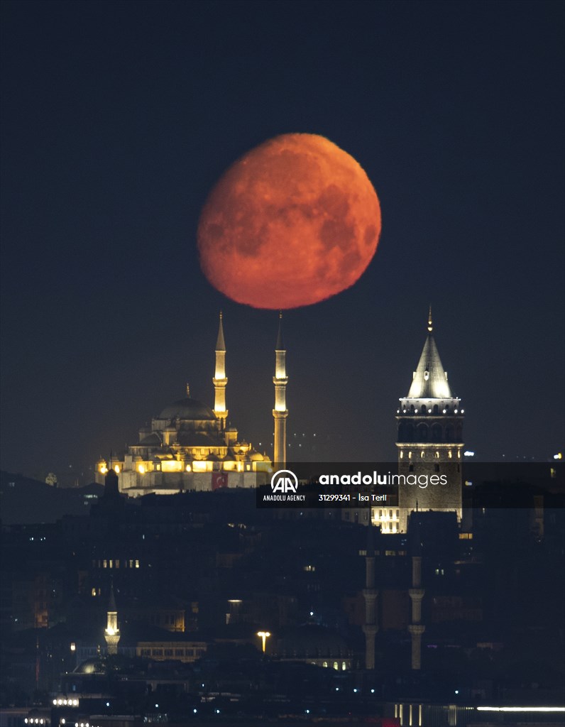 Full Moon appears over Istanbul | Anadolu Images