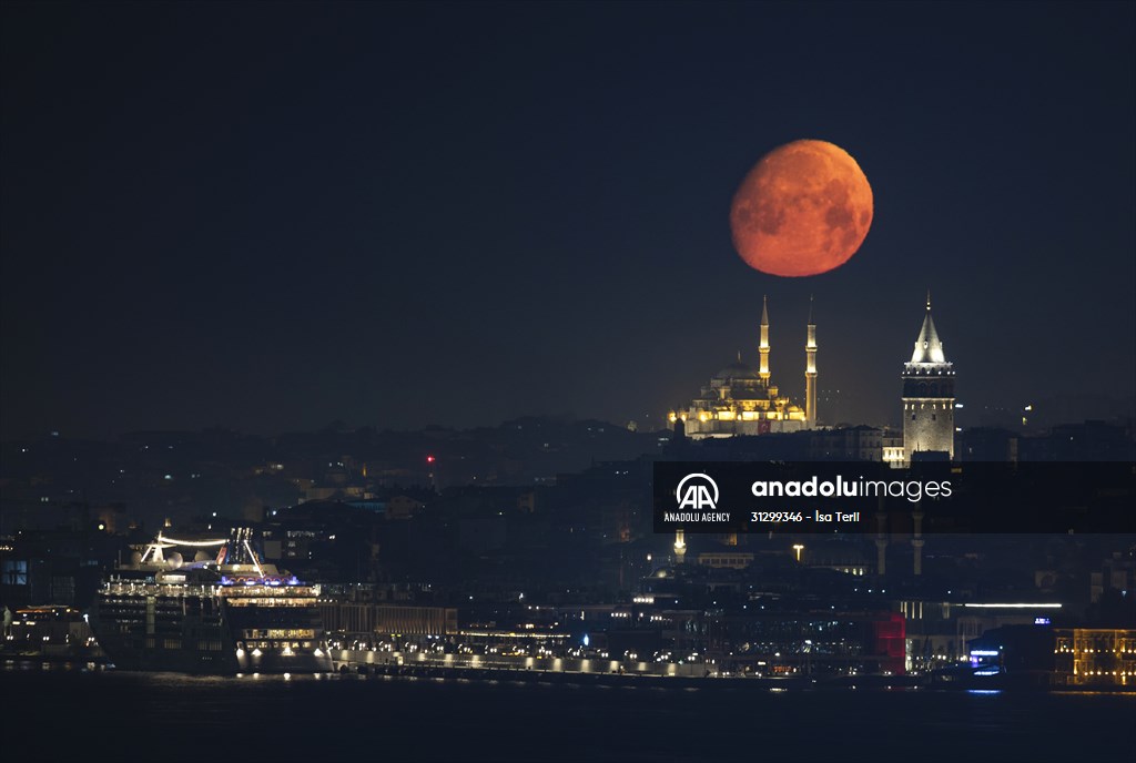Full Moon appears over Istanbul | Anadolu Images