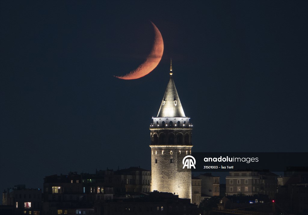 Crescent moon in Istanbul | Anadolu Images