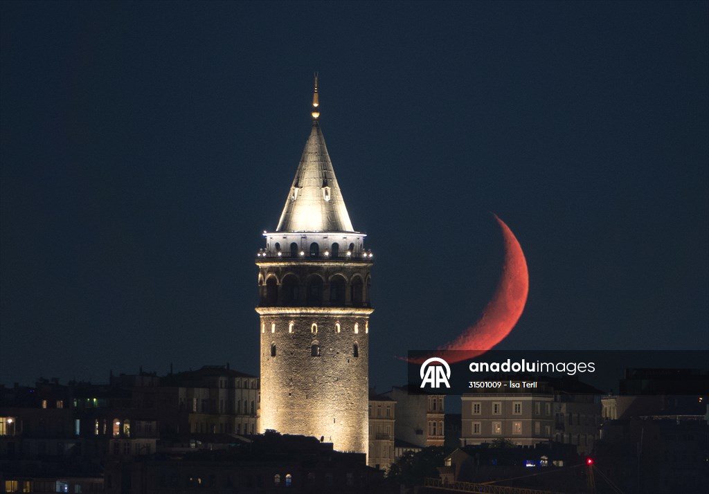 Crescent moon in Istanbul | Anadolu Images