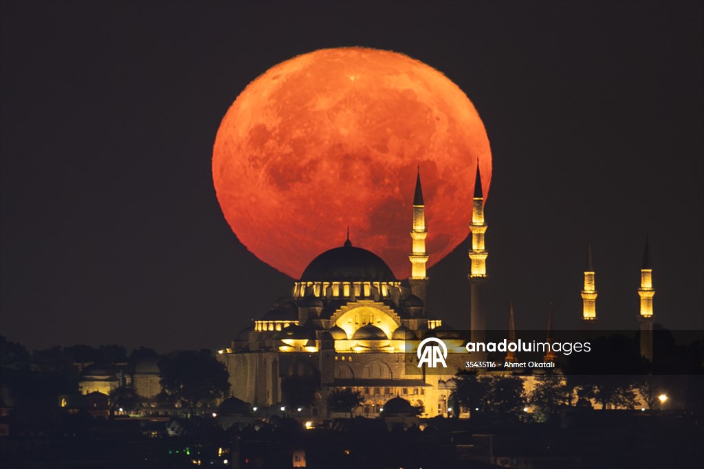 Full moon in Istanbul | Anadolu Images