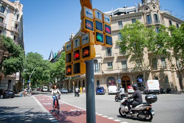 New traffic light system starts to operate in Barcelona | Anadolu Images