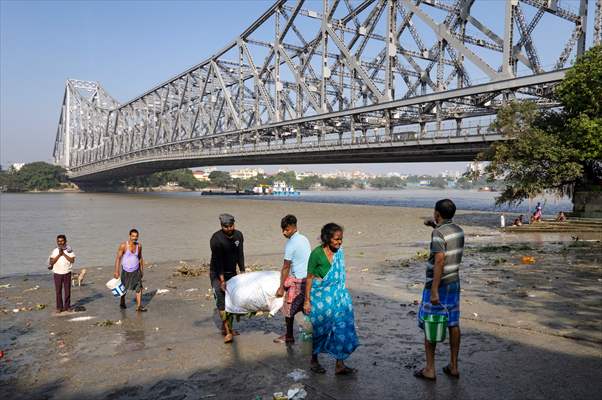 Struggle for survival on banks of Hooghly River in Kolkata | Anadolu Images