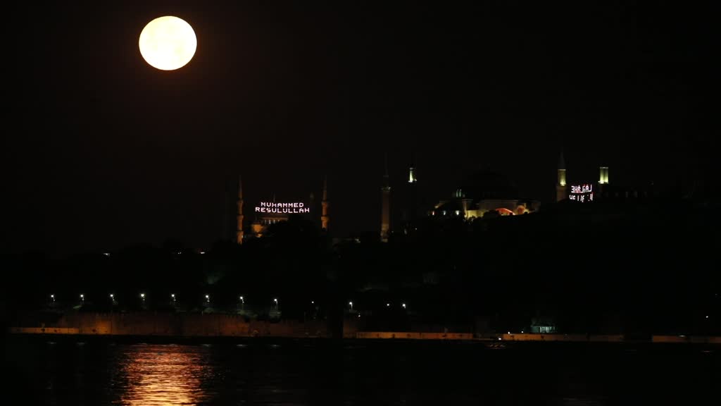 Time-lapse video shows full moon falling over Istanbul's iconic mosques ...