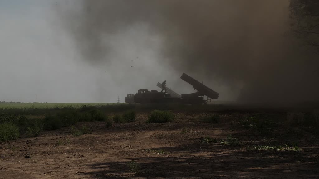 Ukrainian soldiers target Russian troops' positions with multiple ...