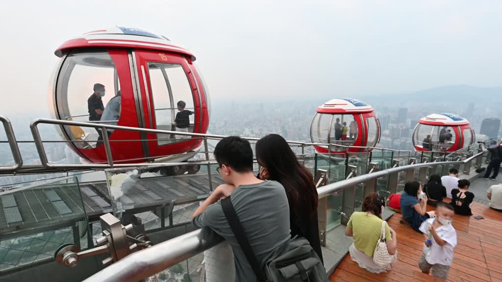 CHINA: Visitors enjoy worlds highest Ferris wheel at top of Guangzhou ...