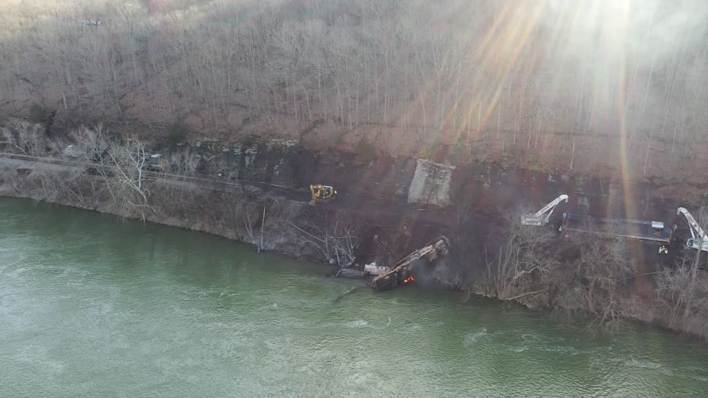 Freight train derails after striking rockslide in US state of West Virginia | Anadolu Images