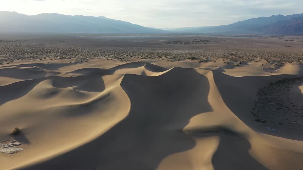 Drone captures fascinating Mesquite Flat Sand Dunes in California ...