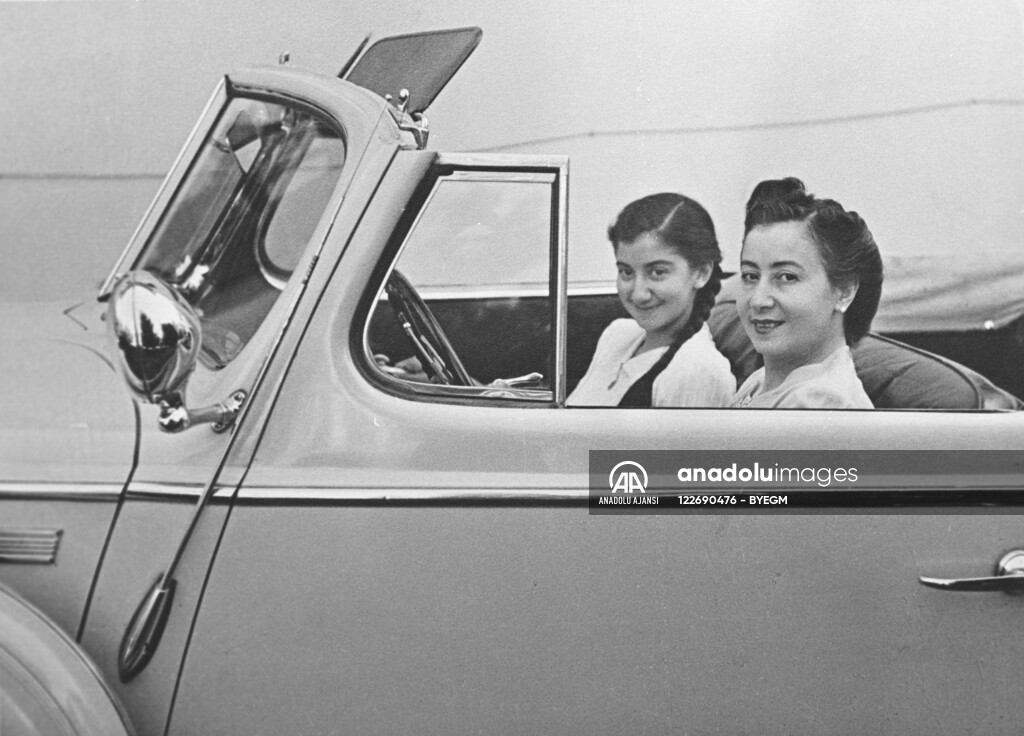 MEVHIBE VE OZDEN INONU OTOMOBILDE | Anadolu Images