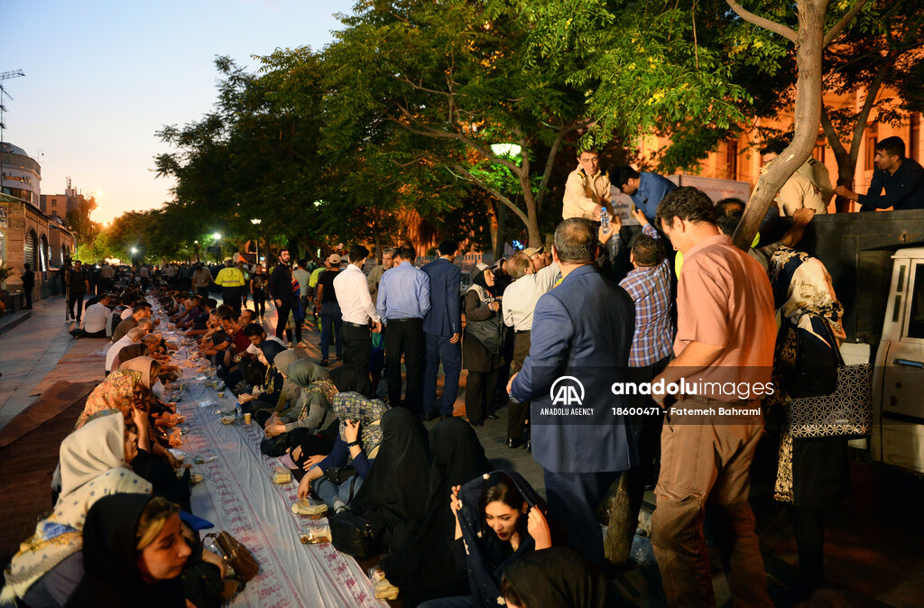 Fast-breaking dinner in Tehran | Anadolu Images