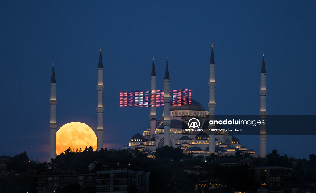 Full Moon in Istanbul | Anadolu Images